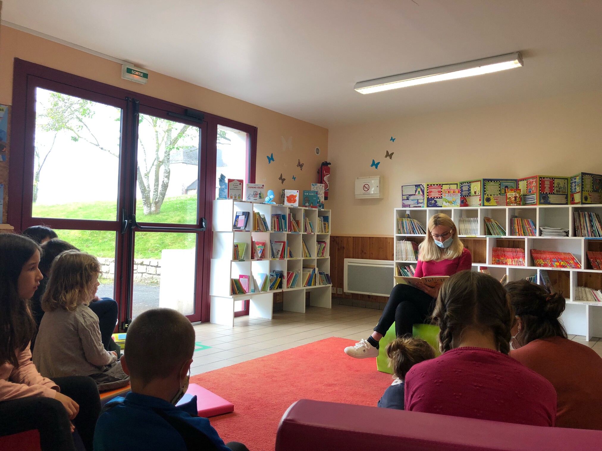Bibliothèque: lecture de contes